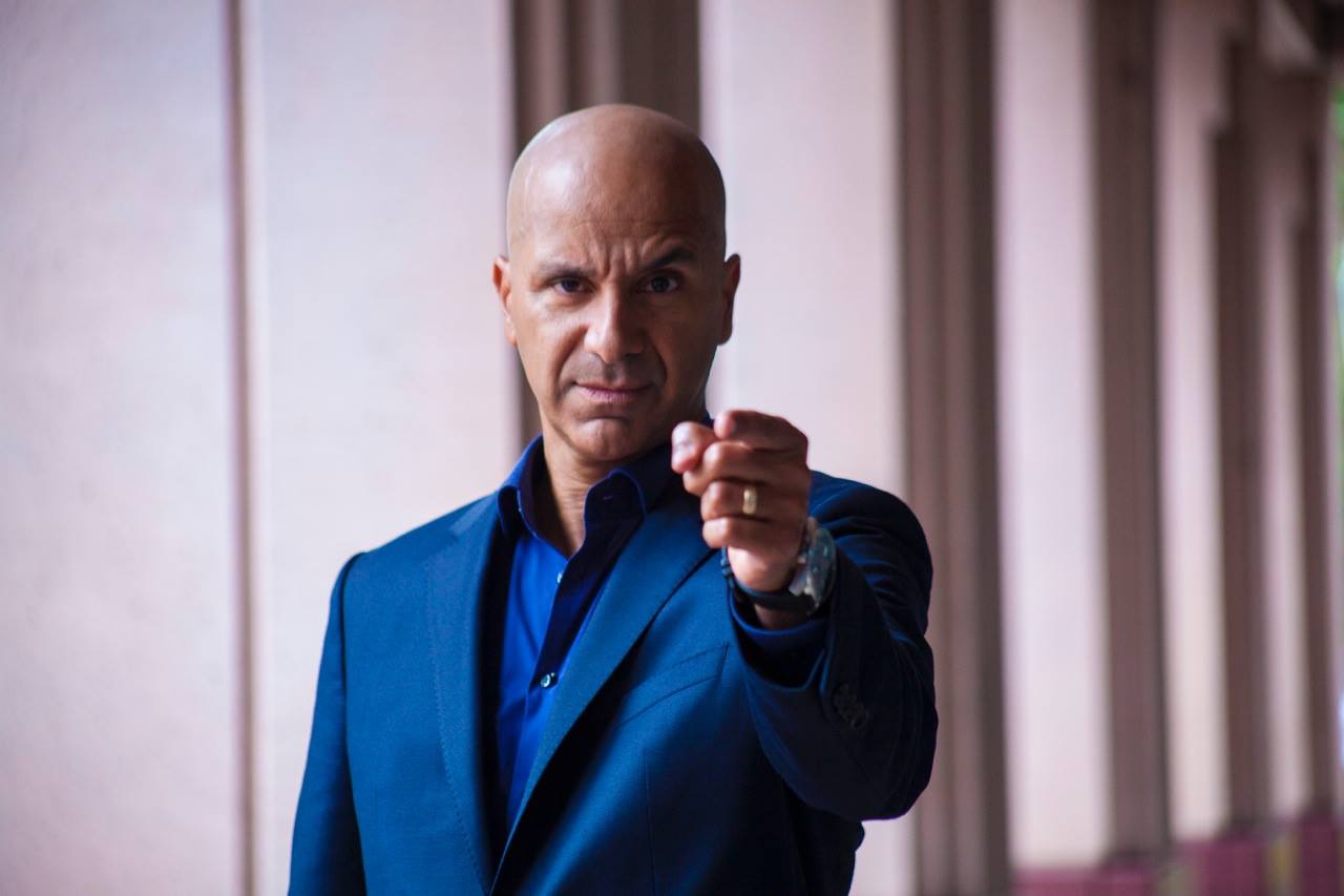 Cómo Vivir Sin Deudas Con Victor Antonio | Adicto Al Éxito‬